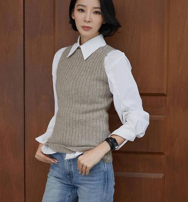 아이린 화이트 셔츠와 조끼 그리고 청바지 기본템이 가장 멋스러워 스타와 패션