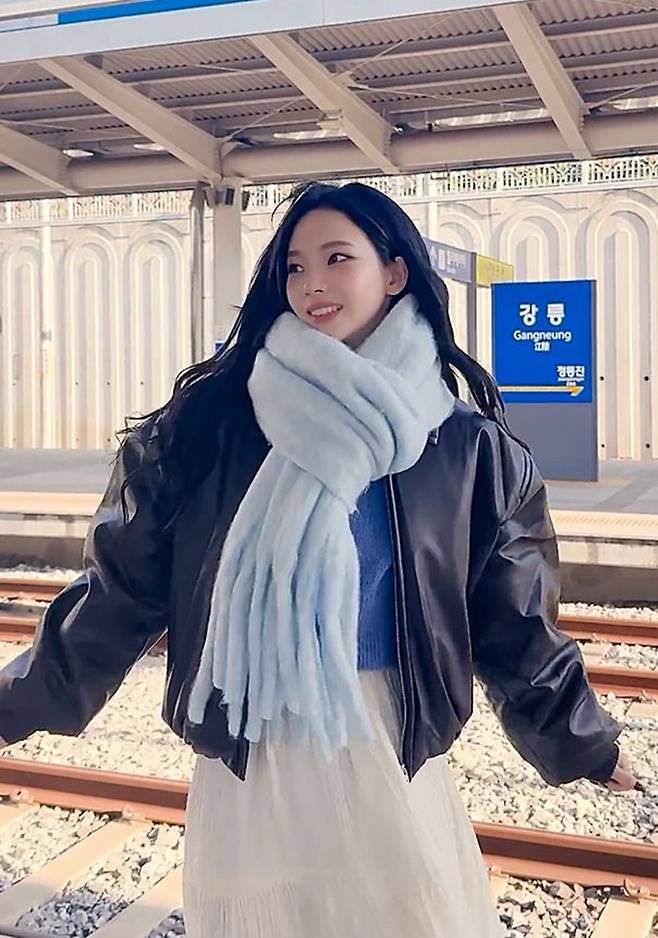 에스파 카리나 너무 로맨틱 하늘하늘 롱 스커트 가죽 재킷 겨울 바다 여행룩 패션엔