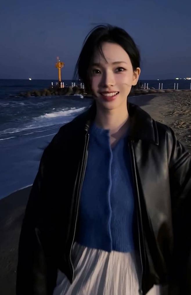 에스파 카리나 너무 로맨틱 하늘하늘 롱 스커트 가죽 재킷 겨울 바다 여행룩 패션엔