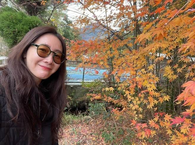 최지우 엄마와 함께 하는 여행은 언제나 행복해” 패딩 재킷 카고 바지 여행룩 스타와 패션