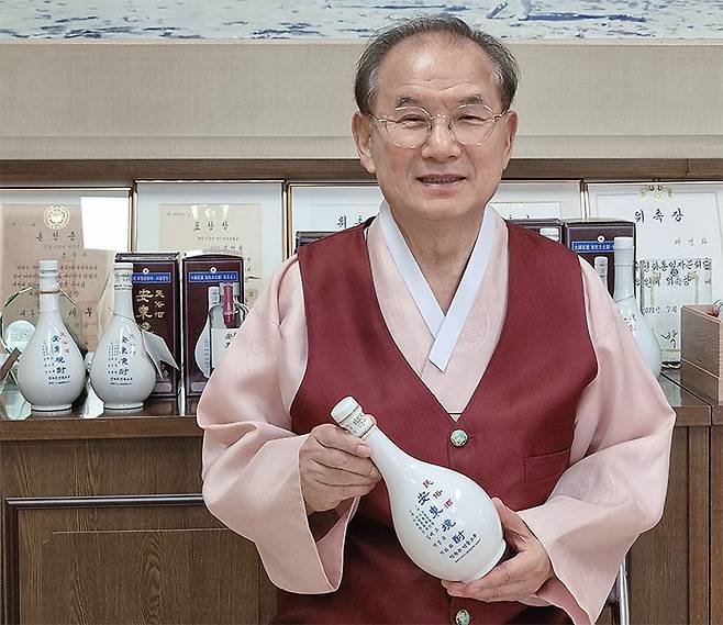 박순욱의 한국술 탐방 ‘민속주 안동소주 김연박 대표 33년 만의 신제품물 타지 않은 25도 민속주 안동소주 곧 출시”