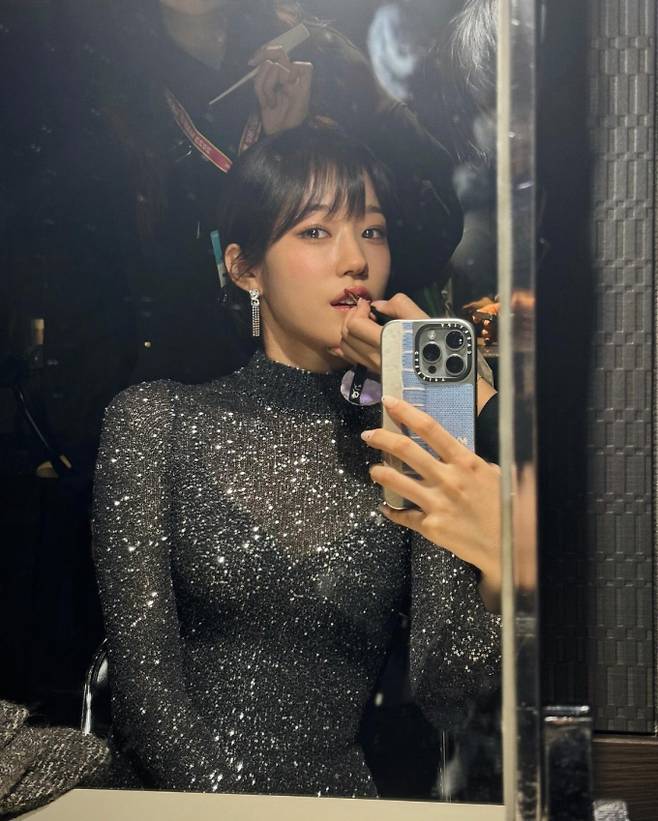 노윤서 찬란하게 빛나는 시퀸 시스루 드레스 자태