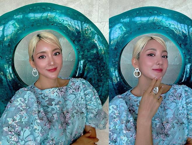 바다 ”괌 바다에서 바다가 아쿠아 여왕의 푸른색 드레스룩 스타와 패션