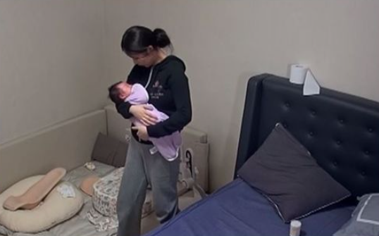 “35일 된 딸과 35일간 집에만 있었다”…‘창살 없는 감옥’이라는 현실육아는