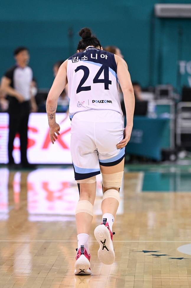 주포 부상에 4쿼터 단 1득점 불명예 기록 신한은행 연승 무산보다 뼈아픈 경기력 부천 현장