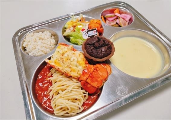 ‘랍스터스파게티가 짠 안양 비산중 급식 눈길