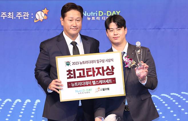 대호 선배께 제 사인배트 선물할게요”시상식 ‘웃음바다 만든 노시환의 한마디