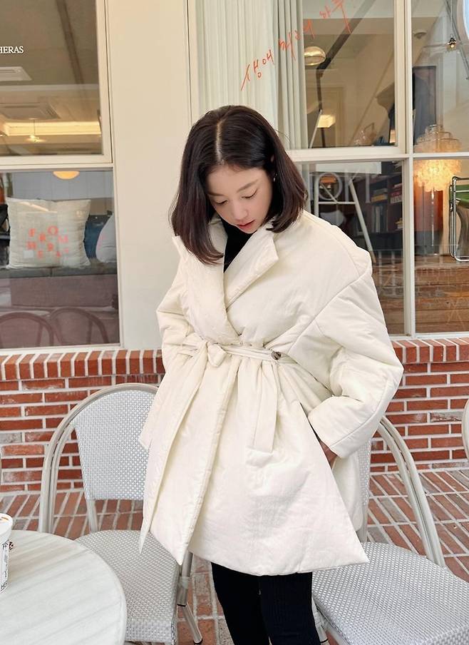 기은세 비오는 날 압구정 분위기 끝판왕의 화이트 겨울 패딩룩 패션엔
