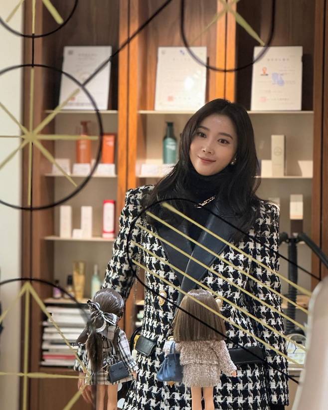 오윤아 패턴에 변주를 준 세련된 블랙 앤 화이트 룩
