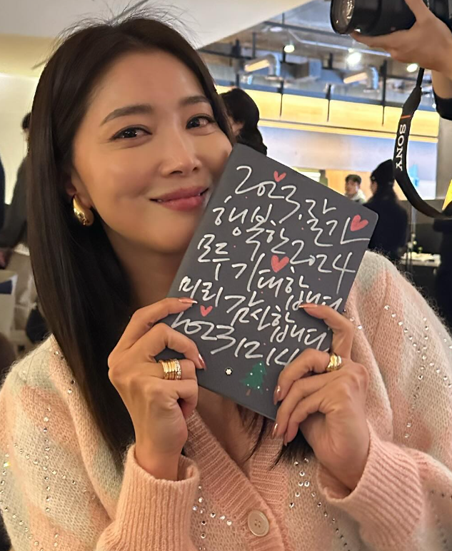44세 믿기지 않는 관리8등신 숏미니룩 완벽소화해 놀라운 여배우나들이룩 어썸클