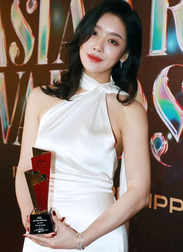 더글로리차주영깜짝놀랄 밀착롱드레스로 8등신완벽몸매 뽐내화려해 놀랍다감탄 어썸클