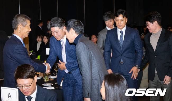 10개 구단 감독들을 일렬종대 시킨 야신 김성근, 대체 무슨 일이? [박준형의 ZZOOM]