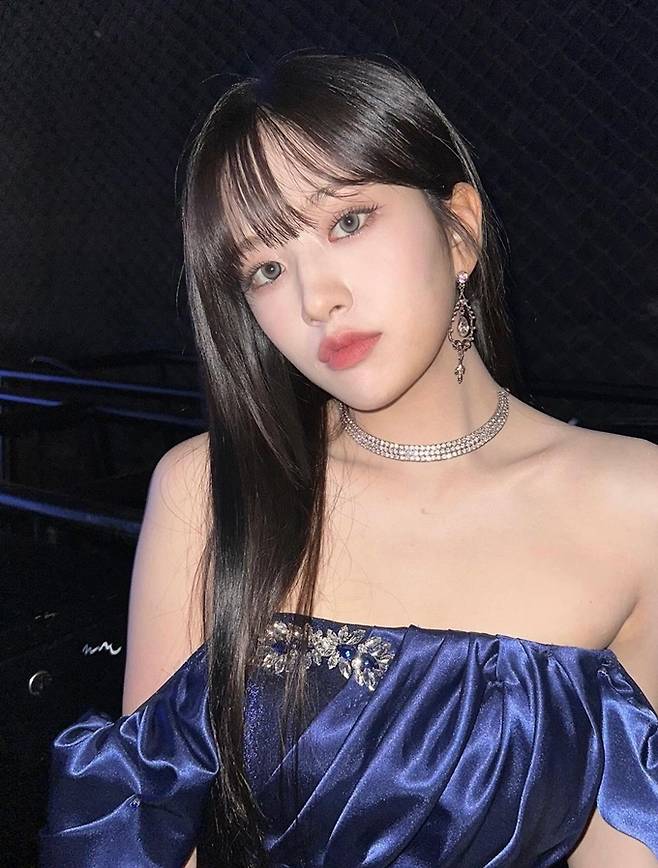 아이브 안유진 연말 시작 팬들 홀리는 오프숄더and슬리브리스 홀리데이룩 패션엔
