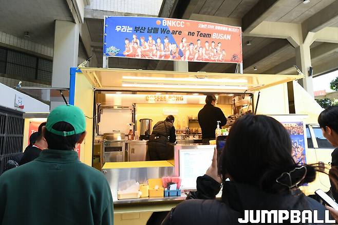 [JB포토] 부산남매 BNK와 KCC 동반 승리 기원 박정은 감독의 커피차
