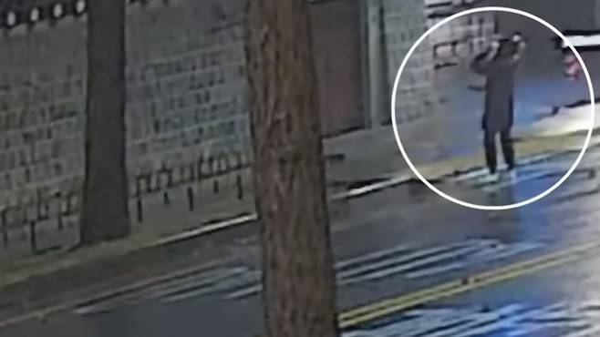 이슈/유머 - '경복궁에 낙서하고 인증샷' CCTV에 잡힌 용의자 모습