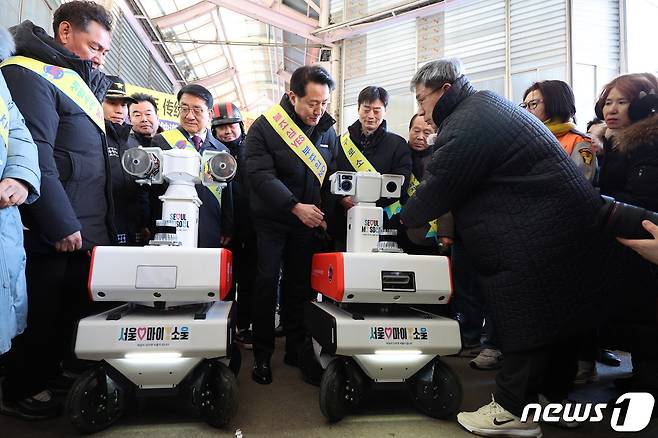 화재감시로봇 살펴보는 오세훈 시장