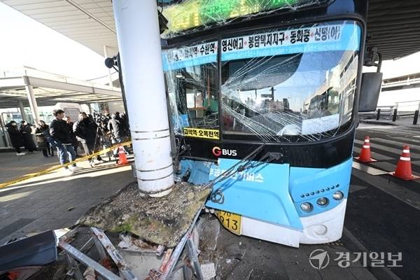 버스기사 운전석 벗어났다수원역 환승센터 버스사고 18명 사상