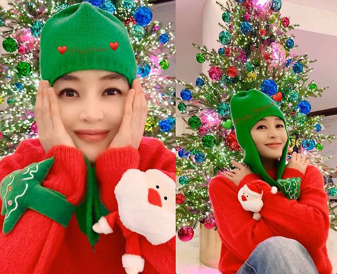 김혜수 크리스마스 분위기 제대로 초록색 모자에 빨간색 스웨터 홀리데이룩 스타와 패션