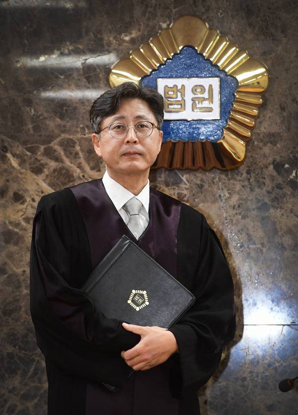 노숙인에 책과 따뜻한 위로 건낸 판사 화제