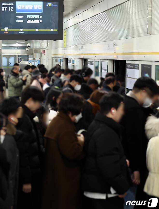 김포 골드라인 타는 시민들의 출근길