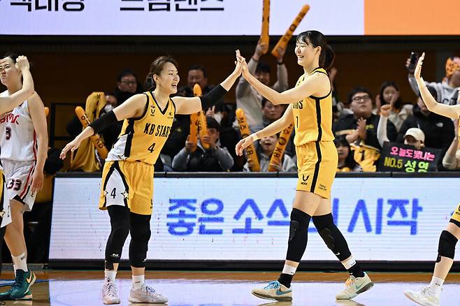 [WKBL 3라운드 리뷰] KB스타즈 '지배자' 박지수, 뒤를 받쳐주는 염윤아