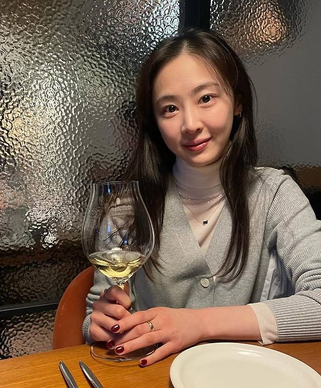 김다솜 비니와 코트 조합 환상 러블리 끝판왕의 사랑스런 겨울 핏 패션엔