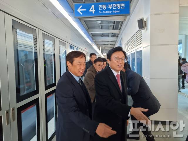 박형수국회의원 첫 승객으로 Ktx 서울역 시대 서막 열어