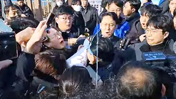 이재명 18㎝ 흉기 피습…목 부위 1㎝ 열상 의식 있는 상태