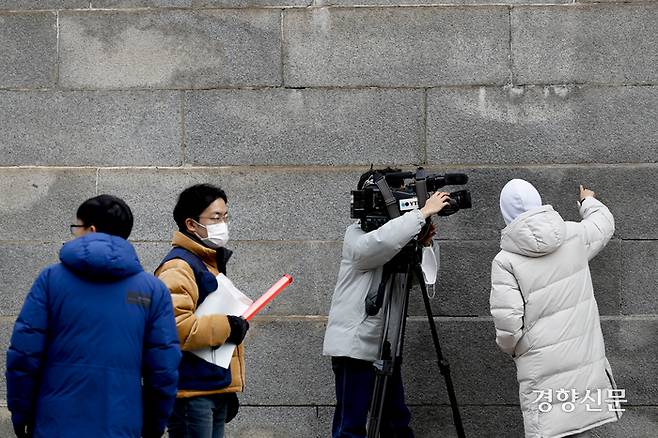 ‘낙서 지우고 공개된 경복궁 담장 현장 화보
