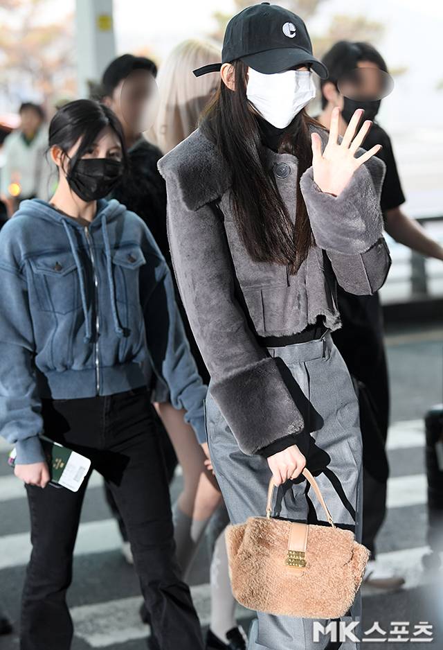 장원영 공항 패션도 귀티 나게 크롭 퍼 재킷 슬랙스 패션 스타와 패션