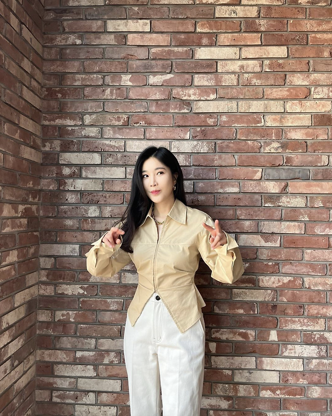 여자 직장인 코디 참고하기 좋은 다비치 이해리 패션 더 케이커