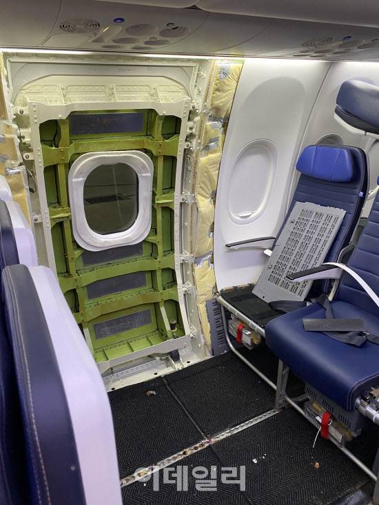 비행 중 구멍 뚫린 보잉 737 맥스9 결국 운항 전면 중지