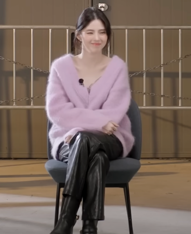 한소희무보정에도 이 미모라니실물 놀라워백옥피부 뽐낸 니트룩 어썸클