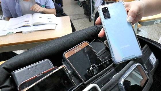 단독 휴대전화 수거 말라 인권위 권고 교장 43는 거부했다