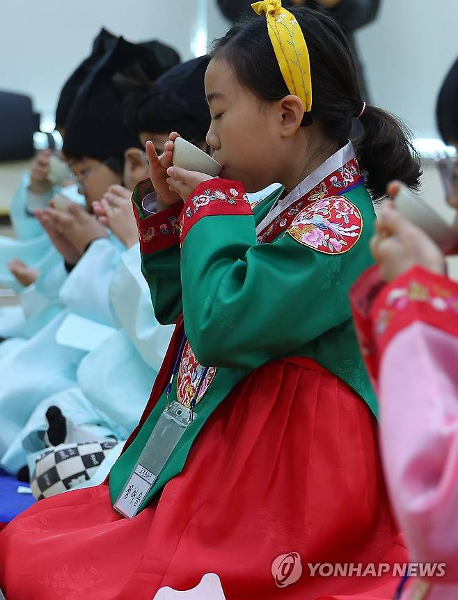 전통예절 배우는 학생들