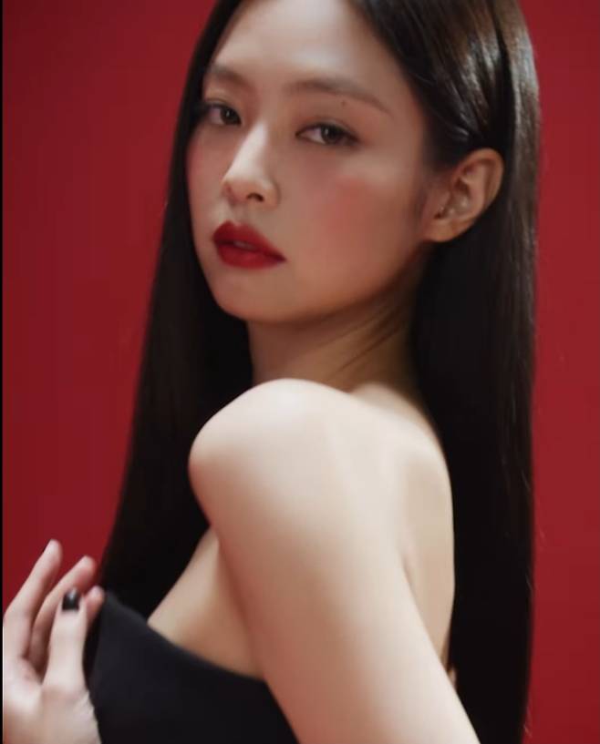 제니 초슬림핏도 완벽 소화 ‘매력적 조화‘ 레드 립 긴 생머리 올블랙 드레스룩 스타와 패션