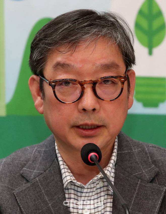 포토 토론하는 박종배 건국대학교 전기전자공학부 교수