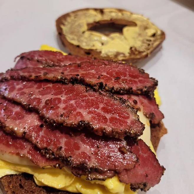 육즙 가득한 비프 베이글 샌드위치 서울 맛집 4 에스콰이어 코리아