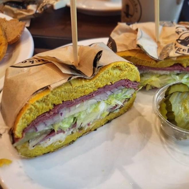 육즙 가득한 비프 베이글 샌드위치 서울 맛집 4 에스콰이어 코리아