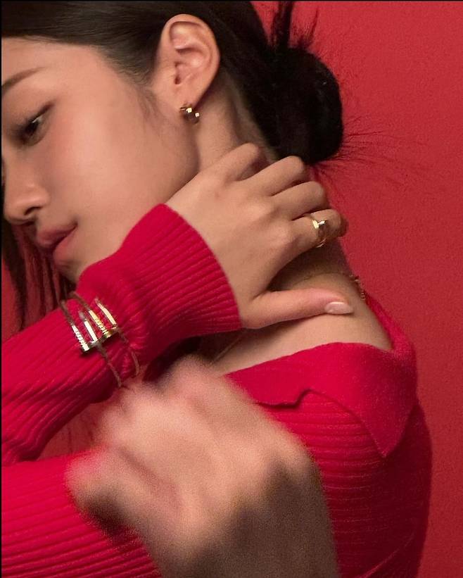 노윤서 싱가포르도 반한 매력적인 드레스 핏 화보로 공개한 오프숄더 드레스룩 스타와 패션