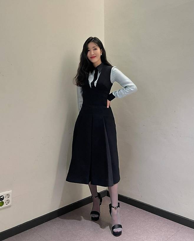 이해리 부잣집 딸 같네~” 청순 미모 돋보인 베스트 플리츠 원피스룩 스타와 패션