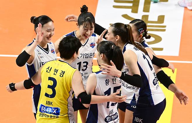 4세트 ‘뒤집기’로 대역전승…GS칼텍스, IBK기업은행 꺾고 2연패 탈출+3위 지키기