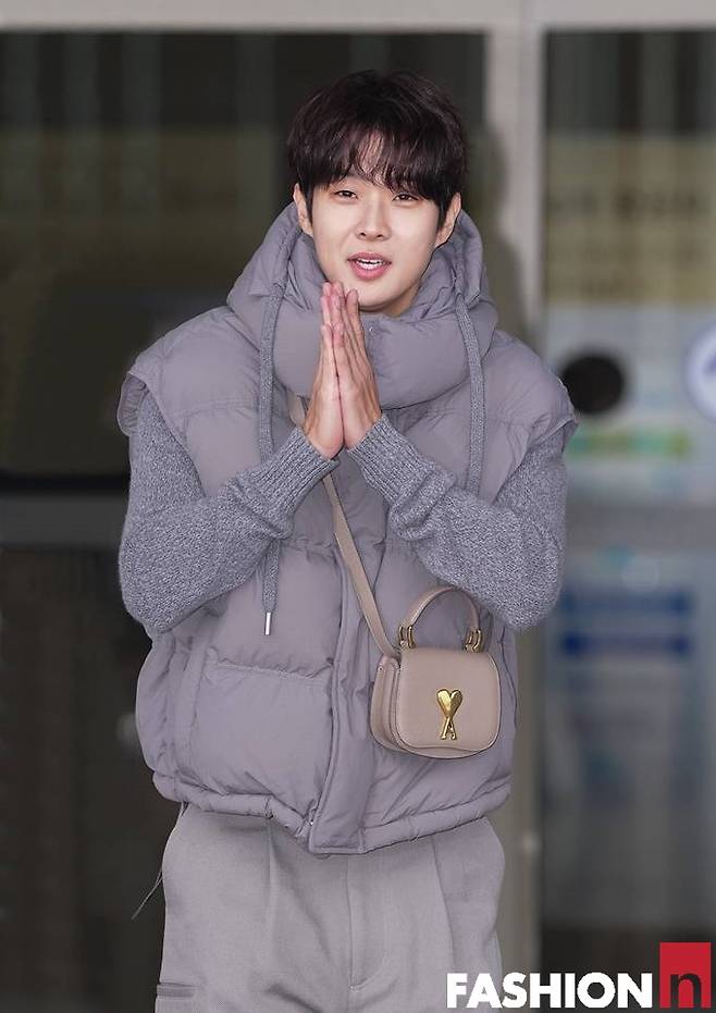 최우식 공항 사로잡은 꽃미남 패딩 조끼 가방 신발까지 깔맞춤 패션엔