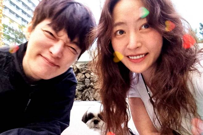 코로나 때문에 밖에 안 나가고 집에서만 지내다 결혼♥까지 한 배우 커플 셀럽스케치