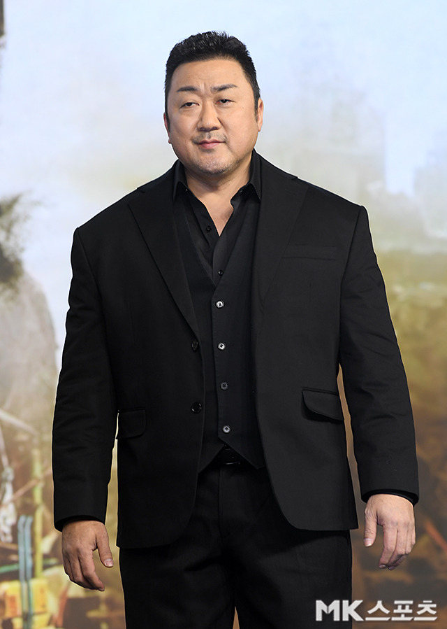 마동석 ”듬직한 어깨도 귀여워 파이팅 넘치는 올블랙 슈트 셋업 패션 스타와 패션