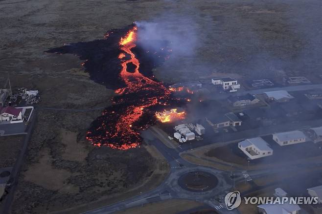 월드and포토 아이슬란드 화산 분화마을 덮친 용암