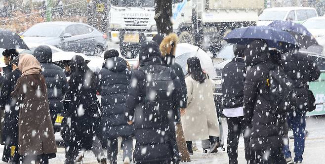우리는 눈 오면 바닥 잘 보고 천천히 걸어요 포토