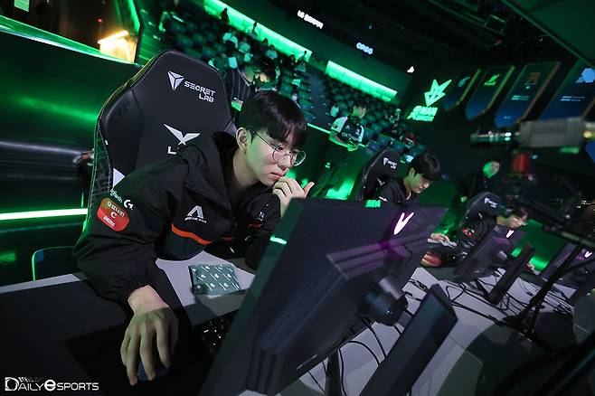 포토 모건 박루한 차분하게