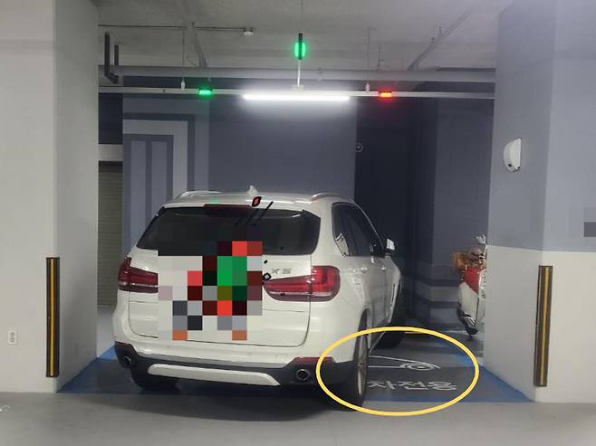 아파트 출구 막았던 부산 빌런 근황또 경차 자리 2칸 주차