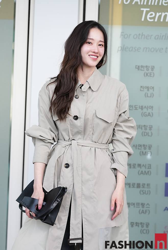 종이의 집 그녀 전종서 진정한 얼죽코 시스루 트렌치코트 파리 출국 패션엔